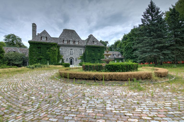 68 The Bridle Path - Robert Campeau's $30 Million, 10 Bedroom Mansion ...